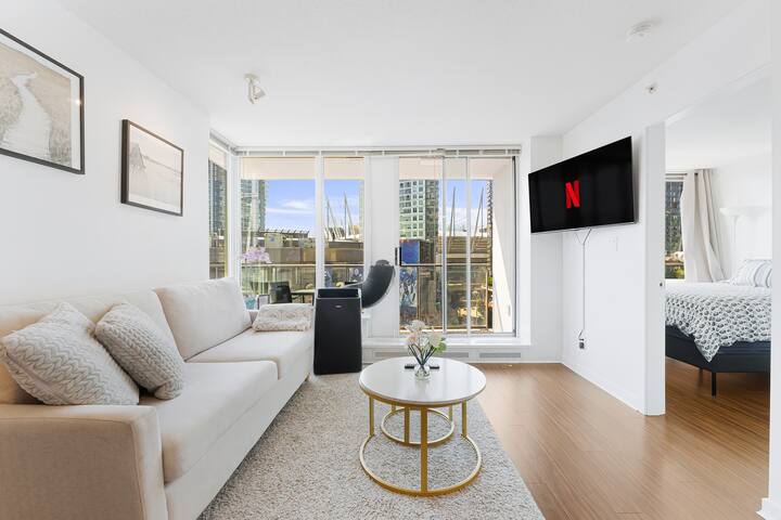 Downtown Core 2 Bedroom - Pool, Gym & Free Parking - Vancouver