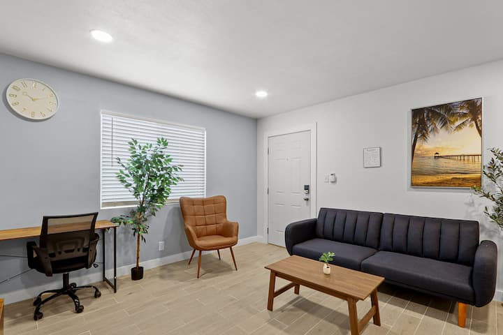 Fully Remodeled - Chic 1 Br - Fast Wifi - Parking - El Paso, TX