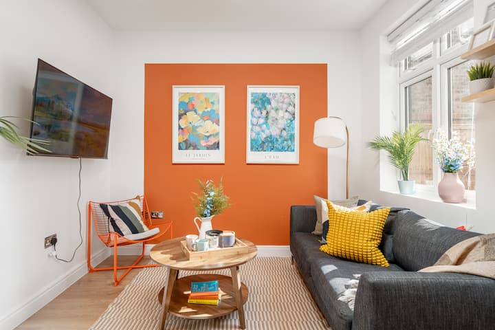 New Large 4br | N. London | Teams/group | Sleep 10 - Enfield, UK