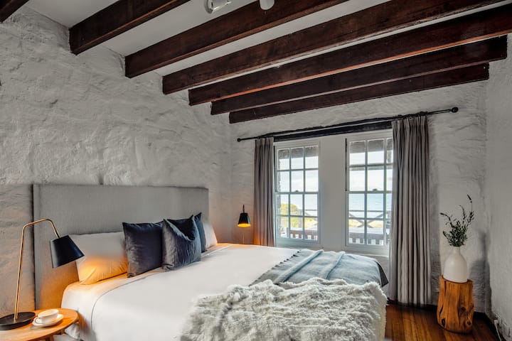 1-bedroom Stone Cottage, Fireplace & Ocean Views - Swansea