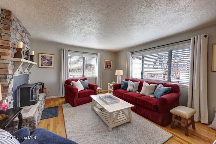 3 Bedroom Pet Friendly Cottage - 5 Blocks To Beach - Cannon Beach, OR