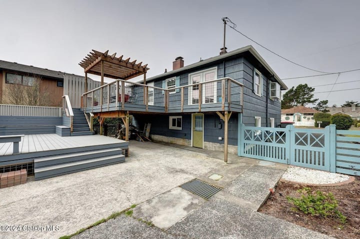 3 Bedroom Pet Friendly Cottage - 5 Blocks To Beach - Seaside, OR