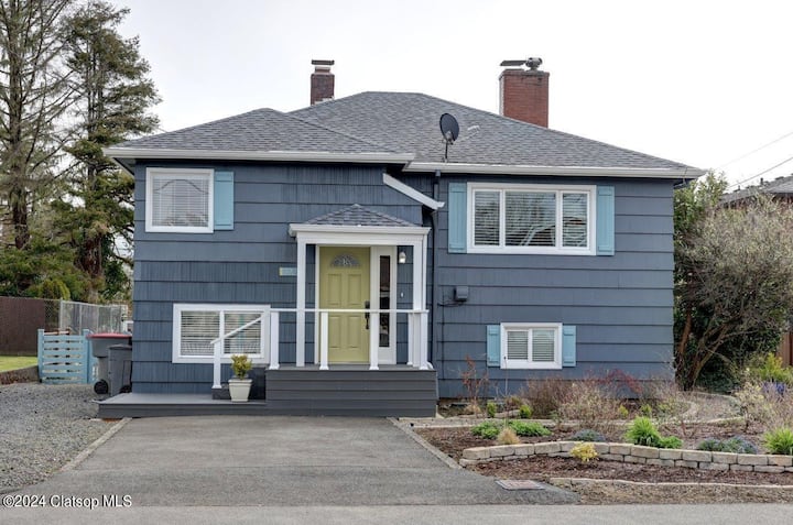 3 Bedroom Pet Friendly Cottage - 5 Blocks To Beach - Seaside, OR