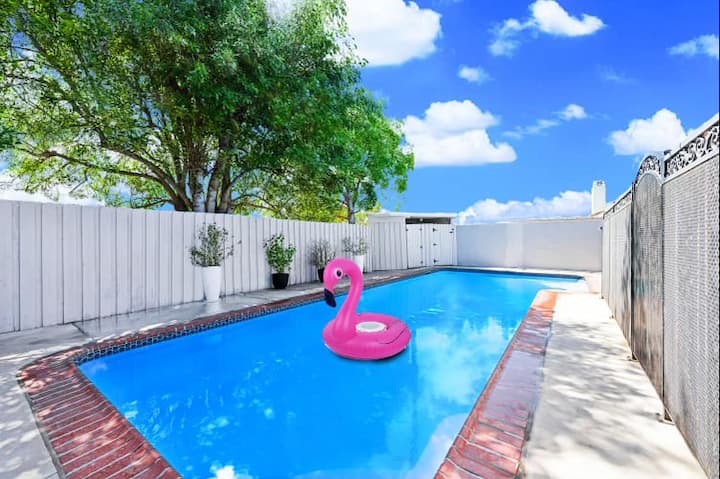 Vibrant Poolhouse Central To Attractions - Calabasas, CA
