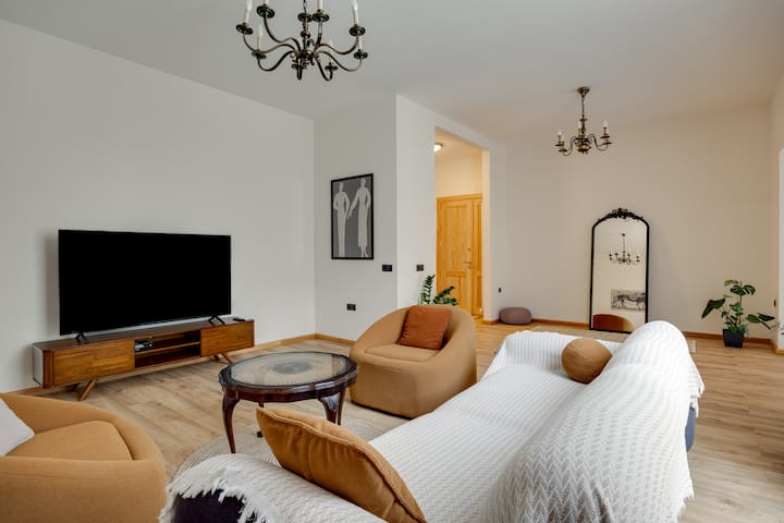 Inviting & Bright Apartment - Tbilisi