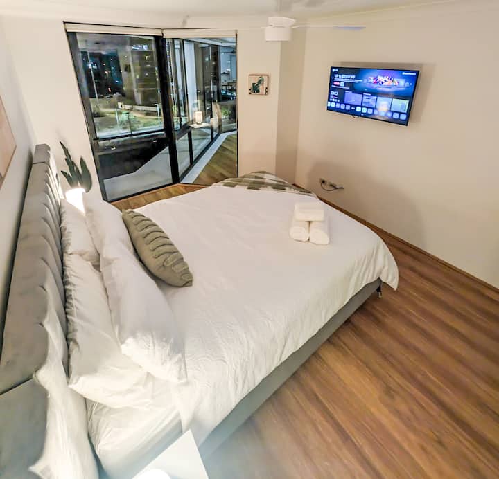 Prime Surfers Paradise Location With Sunset Views - Gold Coast