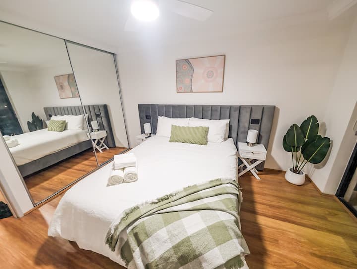 Prime Surfers Paradise Location With Sunset Views - Gold Coast