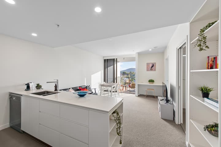 Captivating Convenience! 1bed/1bath/1car/views - Queensland