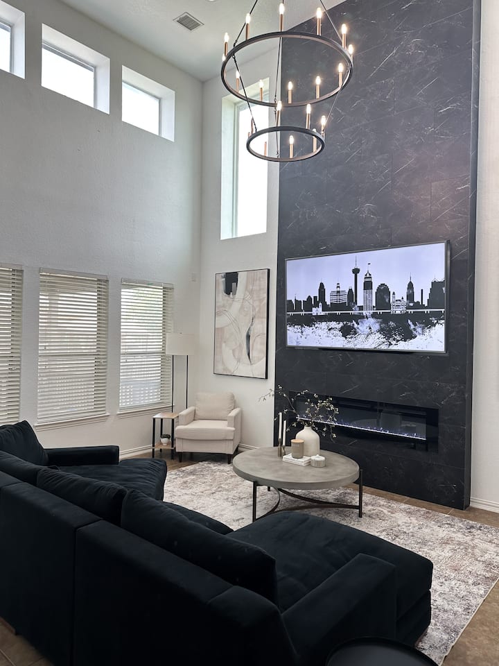 Modern & Spacious 5-bedroom Retreat - San Antonio