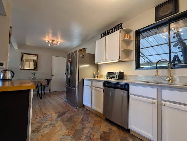 Cozy Hip Artsy Space - Lakewood, CO