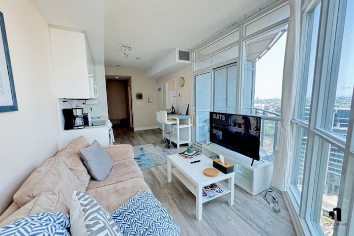 Luxury Entire Condo At Downtown+parking - Toronto