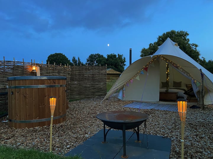 Luxury Bell Tent With Hot Tub (2 People) - Derbyshire