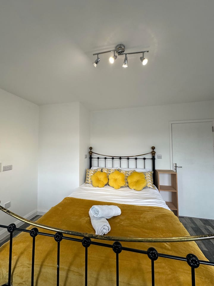 Shakespeare House - 5 Bedrooms 7 Beds 12 People - Derby