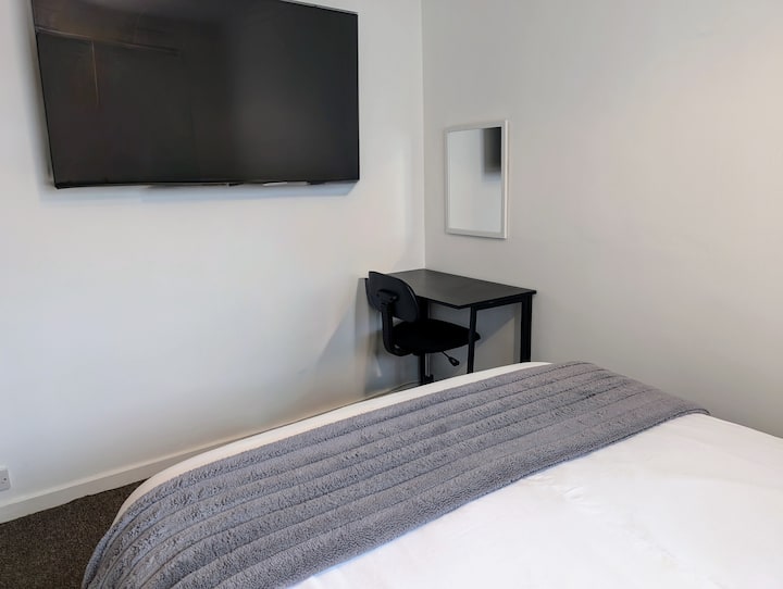 Comfortable Double With Tv & Parking In York - York