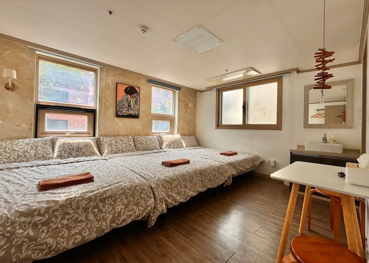 [Max. 6]3-beds Private Room Yeonnam Roi - Seoul