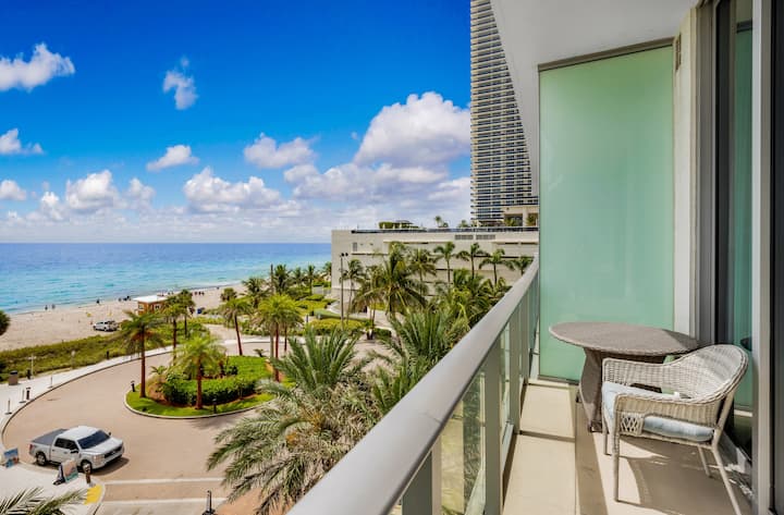 Wake Up To The Sound Of Waves In A Stylish Condo - Hallandale Beach, FL