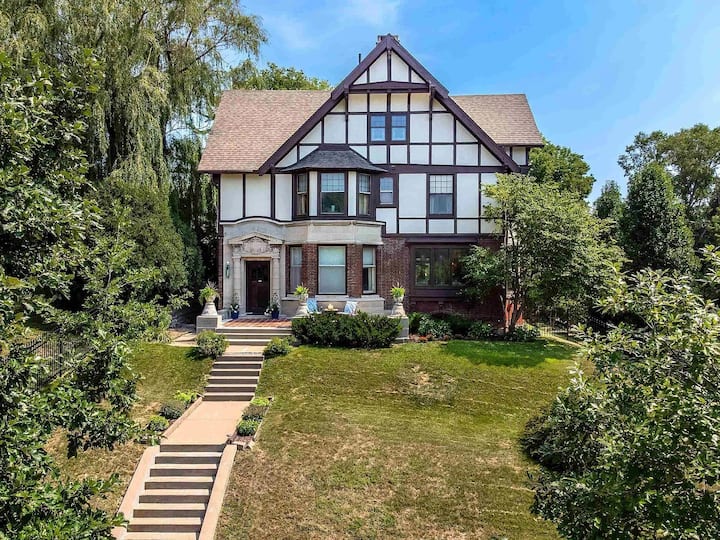 Historic Tudor With River Views And Game Room - Iowa