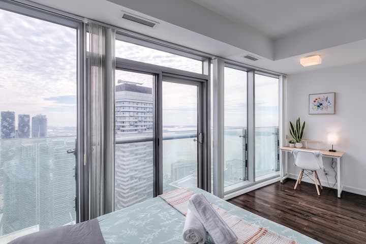 60+ Floor Lake View Condo W Panoramic Windows - Toronto