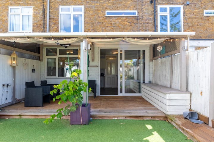 5-bedroom House With Driveway . Basildon Essex - Basildon