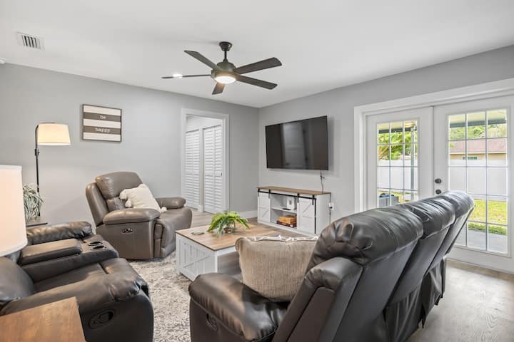 Tampa's Fully Updated Modern Retreat - Tampa, FL