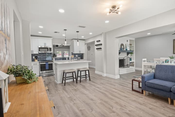 Tampa's Fully Updated Modern Retreat - Tampa