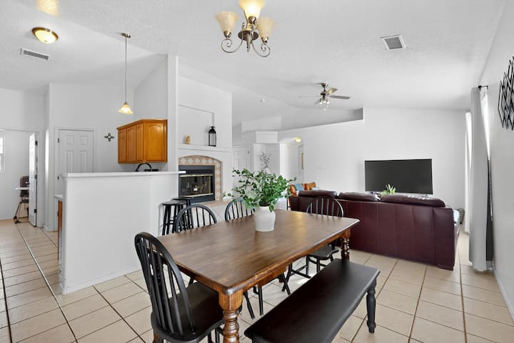 Spacious, Clean Beautiful Home W/ Locked Parking - Albuquerque, NM