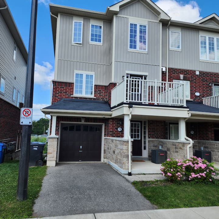 Luxury Guelph 4 Bedroom Town - Guelph