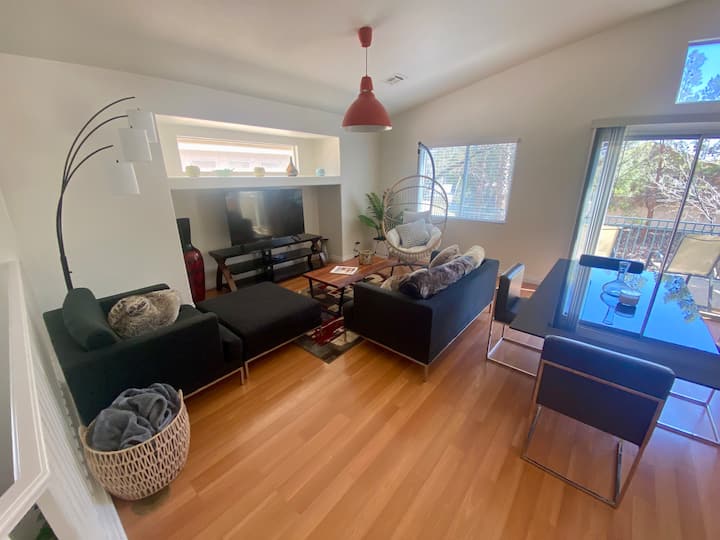 Private 2b/1ba Upstairs Apartment - Las Vegas, NV