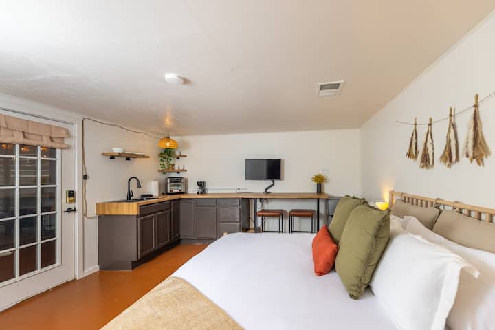 Walkable River Studio - San Marcos, TX