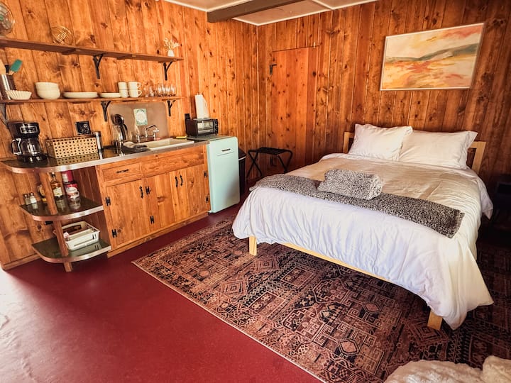 Room 2 | Pet Friendly Motel - Downtown Joshua Tree - Joshua Tree, CA