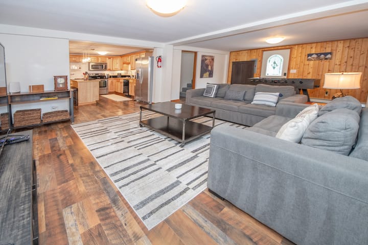The Big Bear Den! Spa Oasis, 4bed 2bath, Sleeps 12 - Anchorage, AK