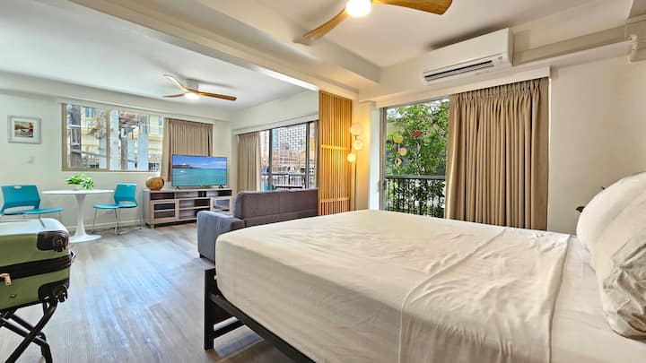 2412 Pe St 301 Modern Design With Sleeper Sofa - Honolulu, HI