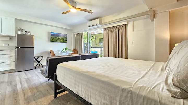 2412 Pe St 303 Queen Bed, Futon, Kitchen, & Lanai - Honolulu