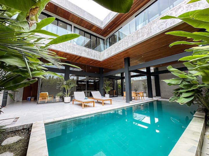 Modern Spacious Villa In Prime Berawa Location - Canggu