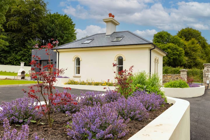 Whitfield Court Gate Lodge | Dog-friendly - Tramore