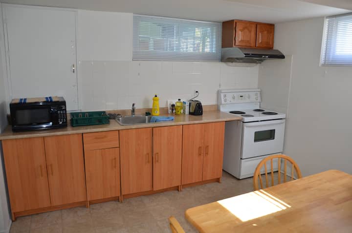 1 Bedroom At Basement Close U Of C,c-train - Calgary