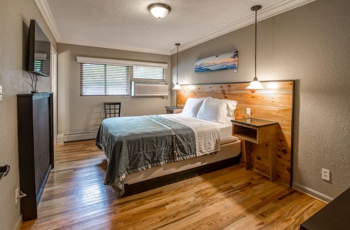 The Monte Vista Hotel- Lodge Queen Room - Black Mountain, NC