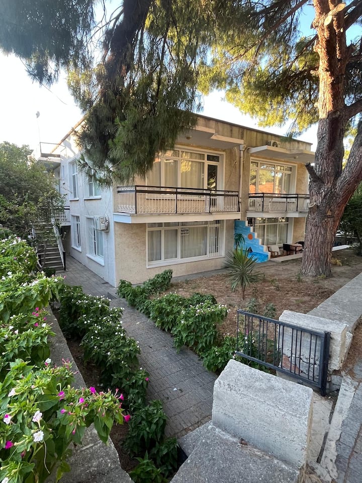 ÖRen Meydanında Geniş Daire - Burhaniye