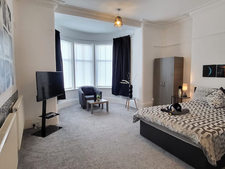 Cozy & Spacious Room - Oldham
