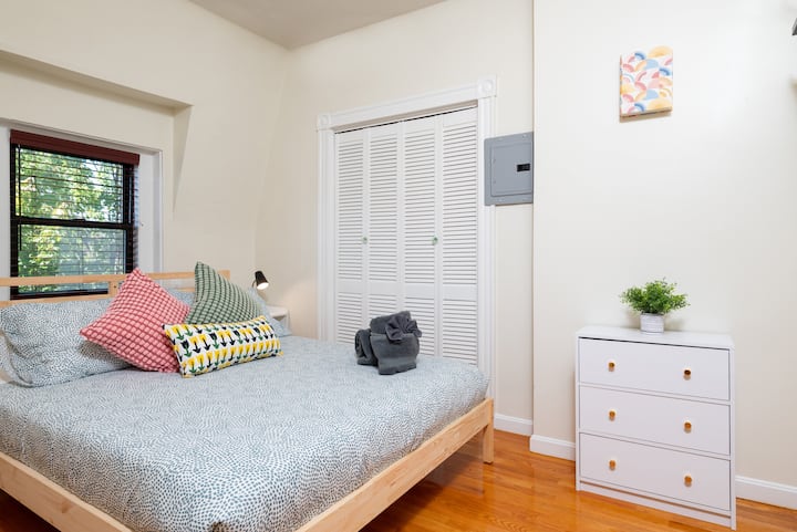 Walk Everywhere! 1 Bed / 1 Bath! Super Location! - Cambridge, MA