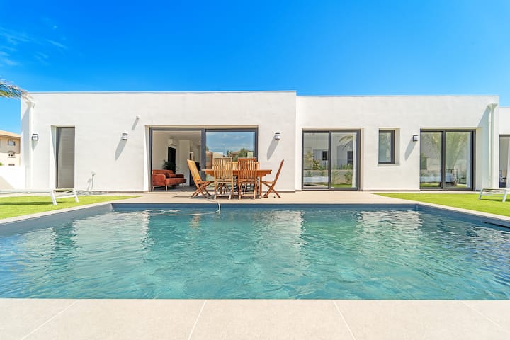 3br Villa With Private Pool For 8 In Empuriabrava - Empuriabrava