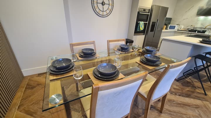 Spacious 5 Bed House Sleeps 10 5 Bathrooms Parking - イギリス エア