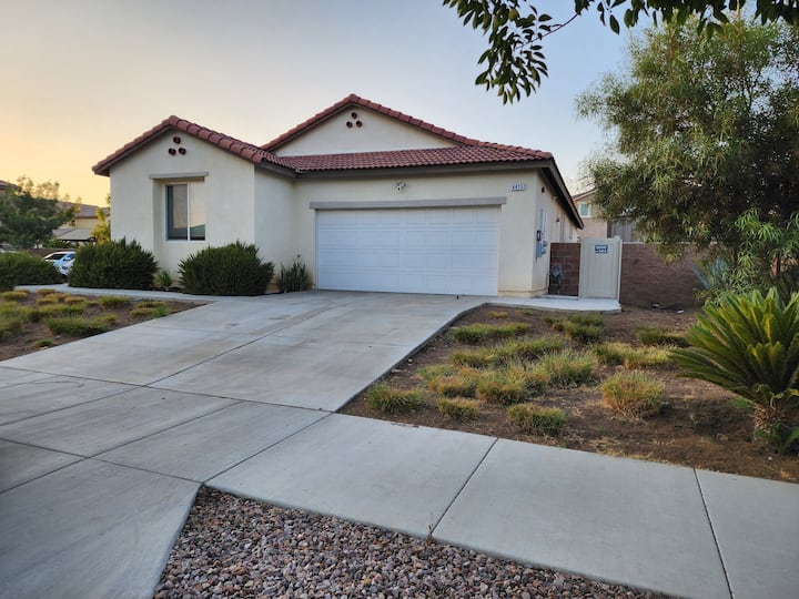 Villa Near Downtown Riverside. - Riverside, CA