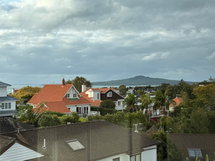 Modern Retreat In Mission Bay - Auckland