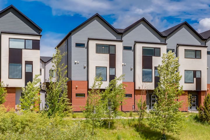 Cozy Home Close To The Mountains - Cochrane