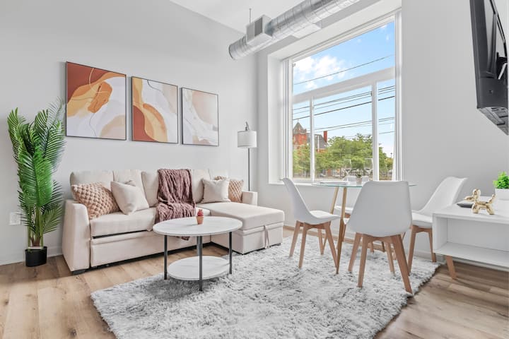 2br 2 Bath • King Suite • Free Parking • 2 Tvs - Cleveland