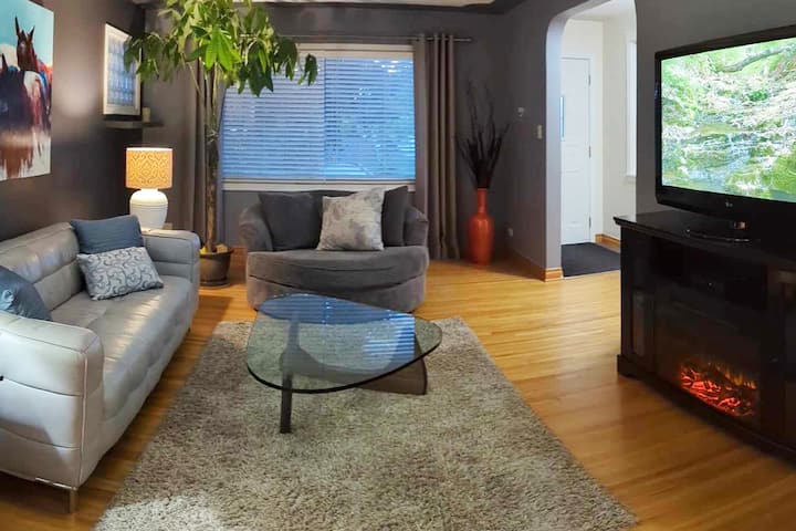 Cozy Bungalow With Hot Tub Close To Dt - Calgary