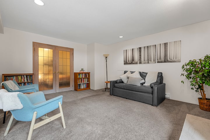 4 Bed Charming & Cozy Lynn Valley Suite - North Vancouver