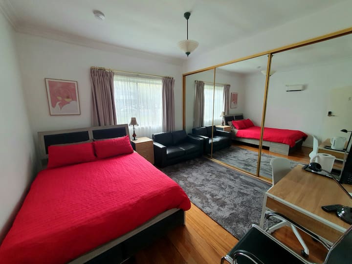 *Holiday House* Sunbury Central - Sunbury