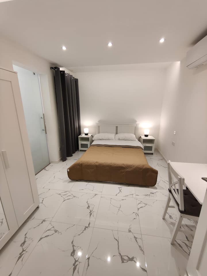 Central Room With Private En-suite - Valletta, Malta